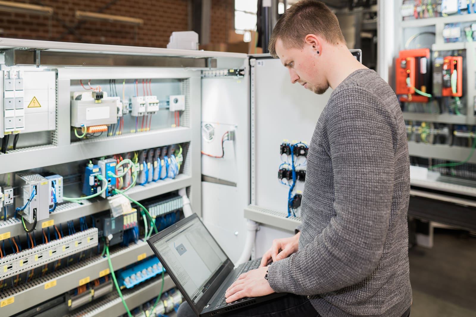 Electronics technician for industrial engineering | Electrical engineering specialist - OMAG ...